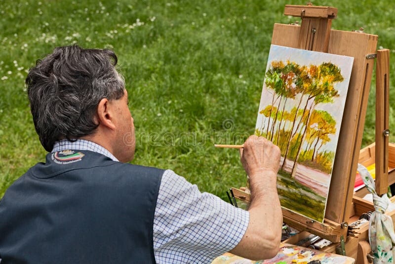 Malermann Bei Der Arbeit Nimmt Die Farbe Mit Farbenrolle Vom B ...