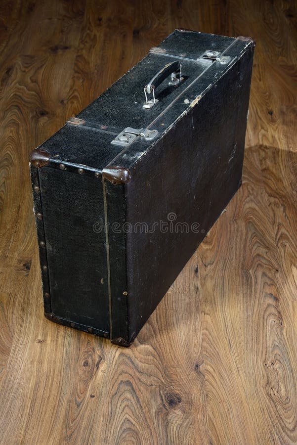 Maleta vieja y rota foto de archivo. Imagen de campo - 15960764