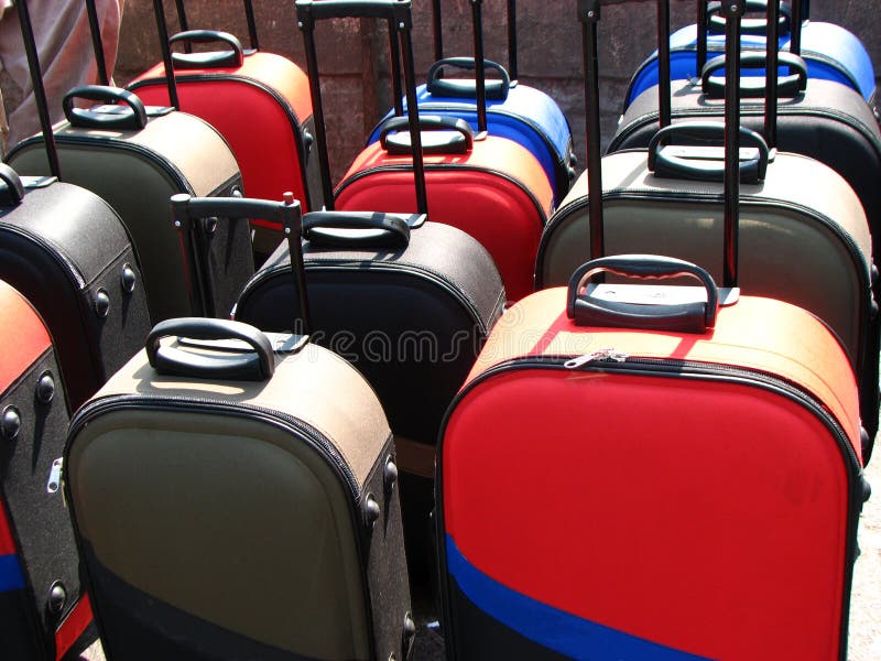 3,212 Maletas En Colores Fotos de stock - Fotos libres de regalías de ...