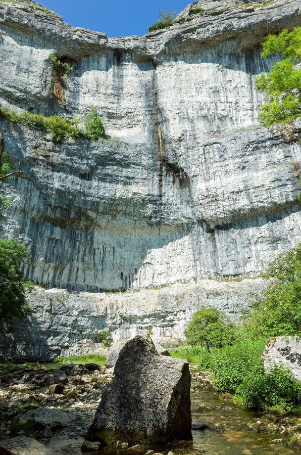 Malham Cove, Yorkshire Dales, England Stock Image - Image of rocks ...