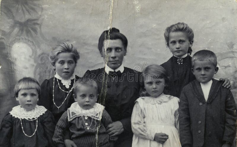 Malla Moe And Children From Mo And Tang 1905 Picture. Image: 221393051