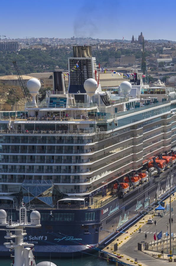 Malta - Terminal De Passageiro Fotografia Editorial - Imagem de porta ...