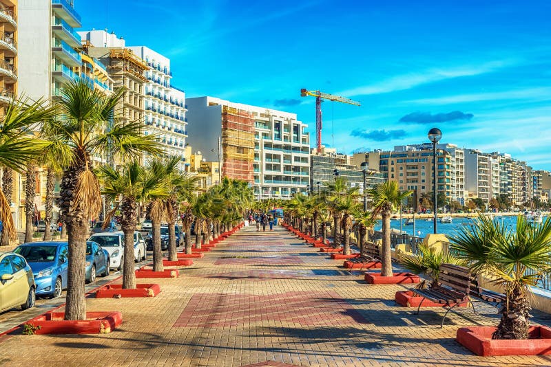 Sliema, Malte - Le Lever De Soleil Avec Le Bateau Maltais Traditionnel ...