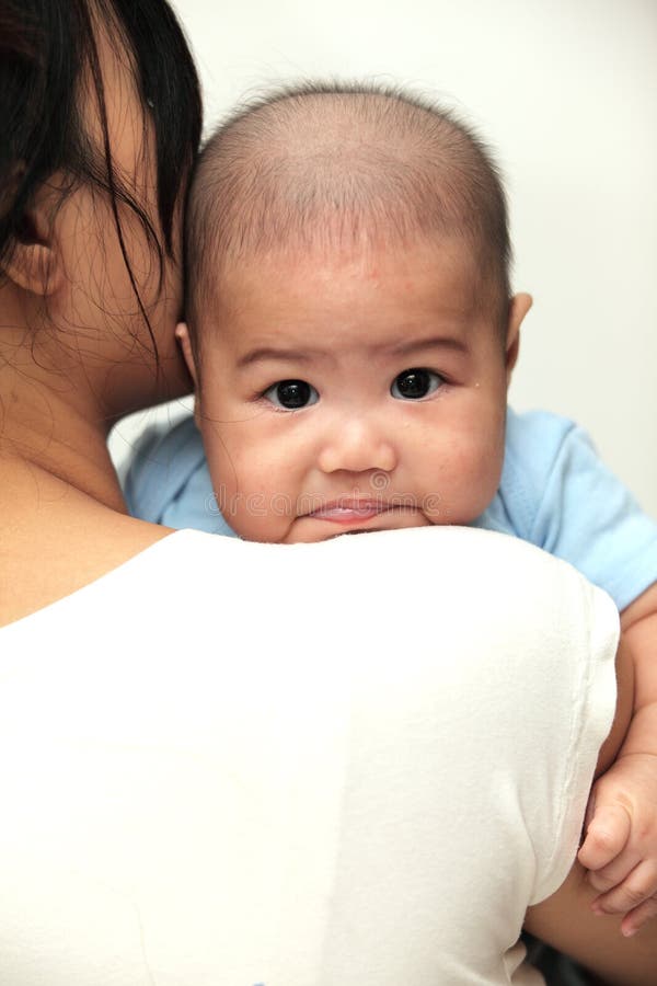 Mamá Cargando a Su Lindo Bebé Imagen de archivo - Imagen de adorable ...