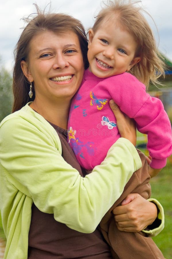 Mama mit dem Kind stockbild. Bild von kind, mama, freundlich - 10784579