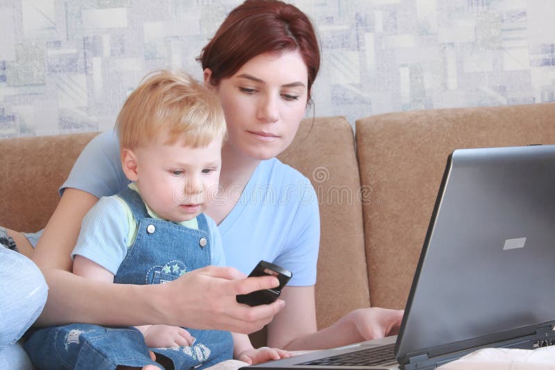 Mama mit dem Kind stockbild. Bild von computer, angekleidet - 4370733