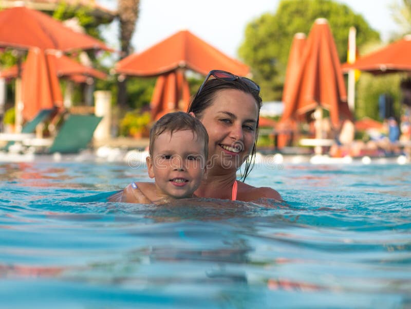 Mama Mit Dem Kind Baden Im Pool Im Urlaub Stockfoto - Bild von meer ...