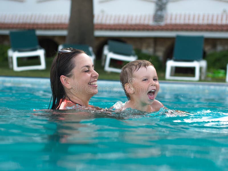 Mama Mit Dem Kind Baden Im Pool Im Urlaub Stockbild - Bild von ...