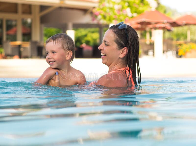 Mama Mit Dem Kind Baden Im Pool Im Urlaub Stockbild - Bild von ausdruck ...