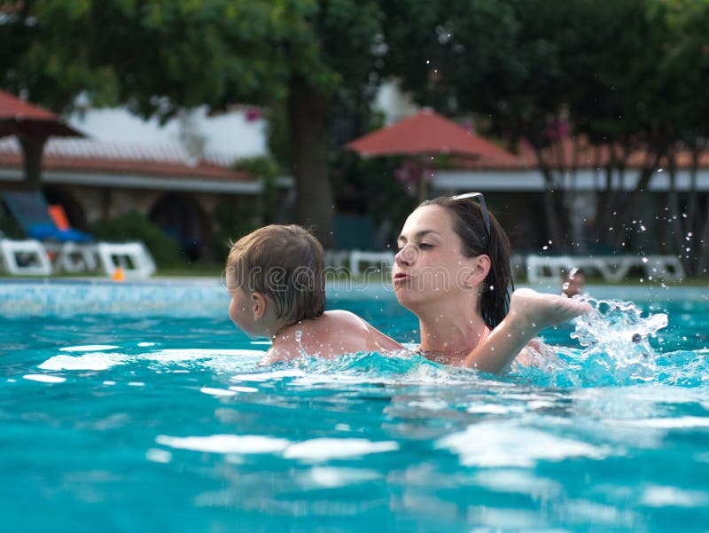 Mama Mit Dem Kind Baden Im Pool Im Urlaub Stockbild - Bild von gesund ...