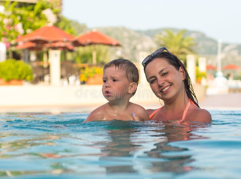 Mama Mit Dem Kind Baden Im Pool Im Urlaub Stockfoto - Bild von ausdruck ...