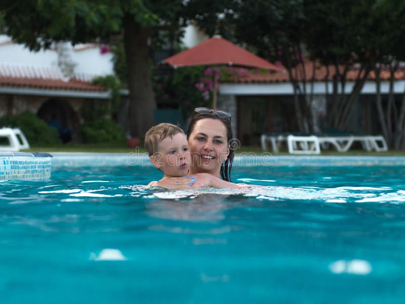 Mama Mit Dem Kind Baden Im Pool Im Urlaub Stockfoto - Bild von frau ...