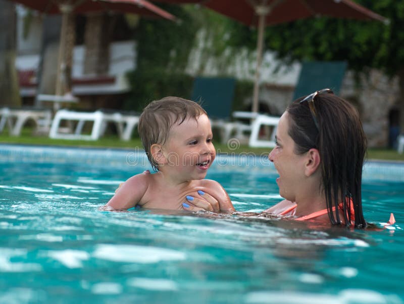 Mama Mit Dem Kind Baden Im Pool Im Urlaub Stockfoto - Bild von ...