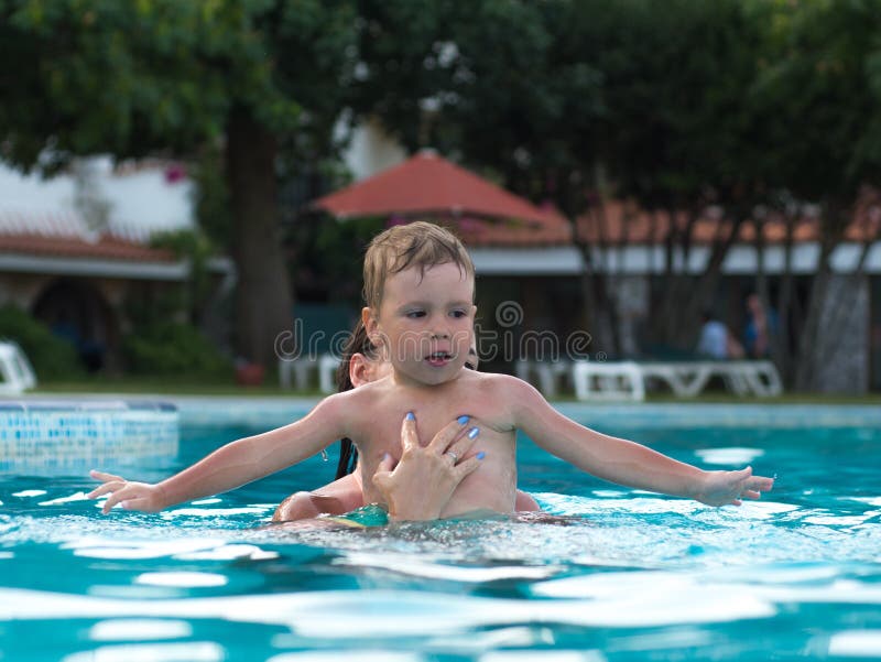 Mama Mit Dem Kind Baden Im Pool Im Urlaub Stockbild - Bild von ausdruck ...