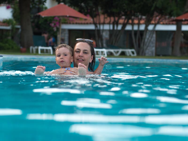 Mama Mit Dem Kind Baden Im Pool Im Urlaub Stockbild - Bild von mutter ...