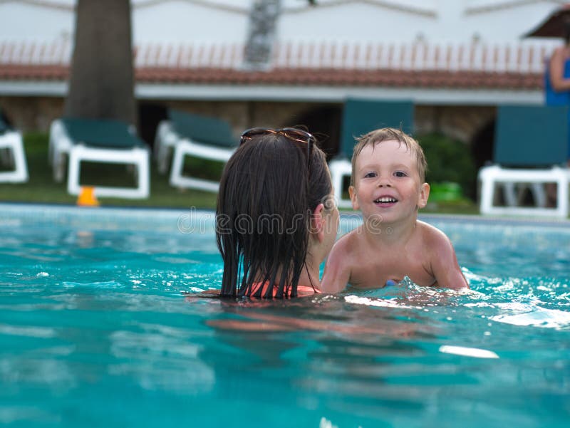 Mama Mit Dem Kind Baden Im Pool Im Urlaub Stockbild - Bild von ferien ...