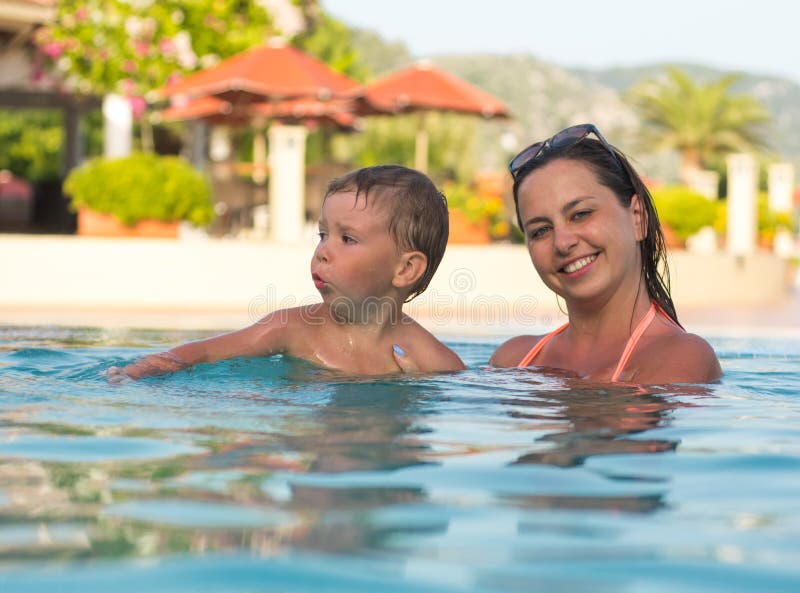 Mama Mit Dem Kind Baden Im Pool Im Urlaub Stockfoto - Bild von meer ...