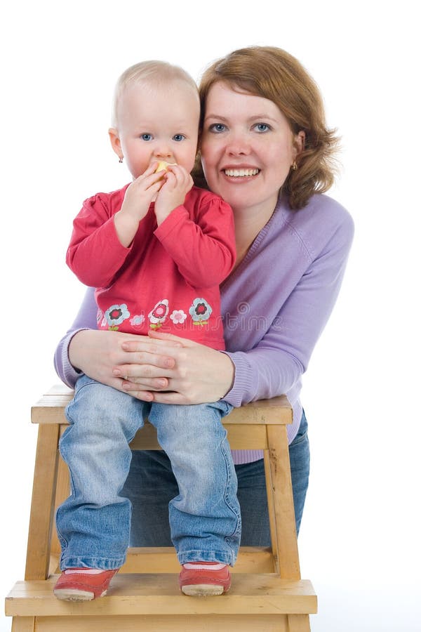 Mama Mit Einer Kleinen Tochter Stockbild - Bild von apfel, schauen ...