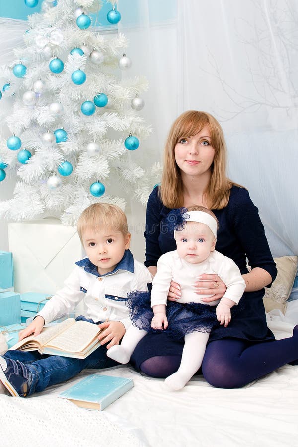 Mama Mit Kindern am Baum Des Neuen Jahres Stockfoto - Bild von zicklein ...