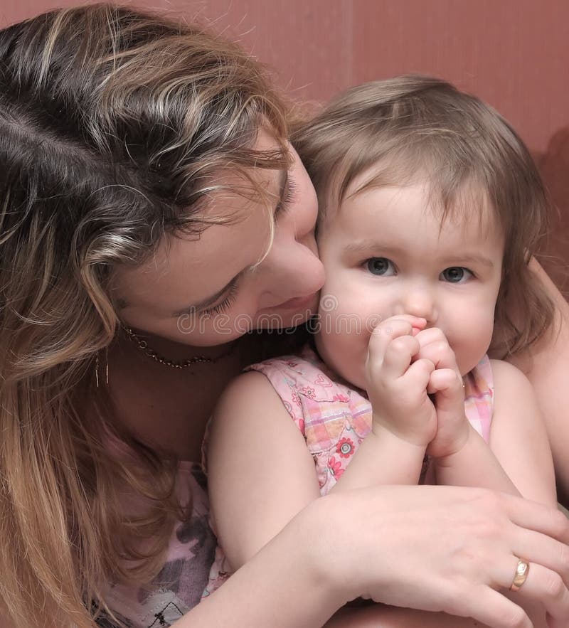 Mama umfaßt eine Tochter stockfoto. Bild von mutter, lebensstil - 9019676