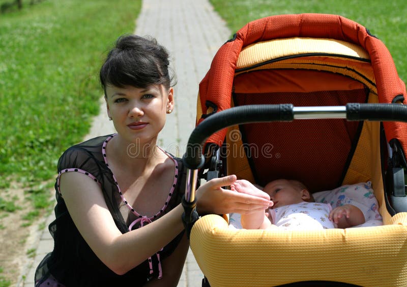 Mama und ihr Kind stockbild. Bild von mutter, draussen - 24699203
