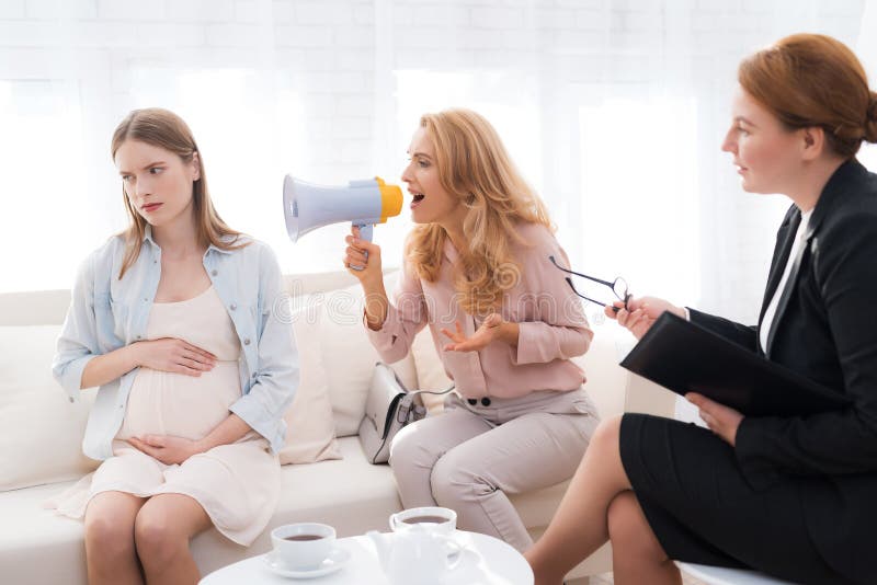 Maman Avec Une Adolescente Enceinte à Une Réception Du ` S De