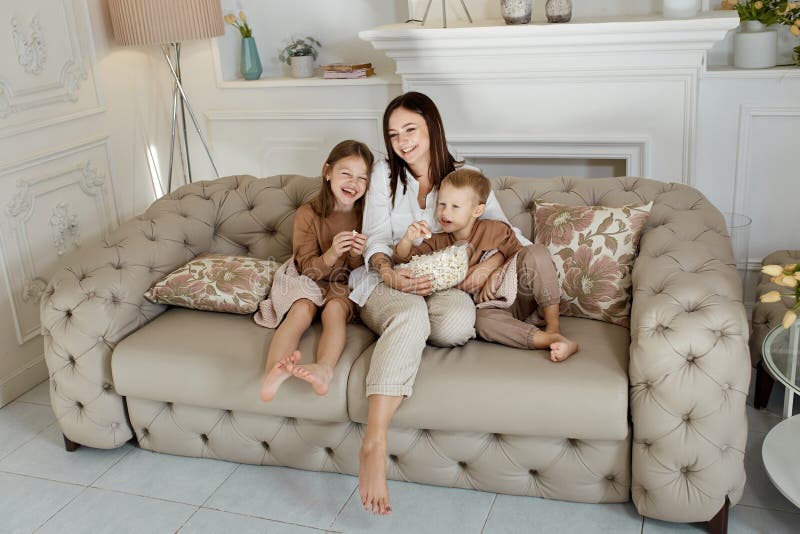 Maman Est Assise Sur Le Canapé Avec Son Fils Et Sa Fille Et Regarde Un Film Une Femme Un Garçon