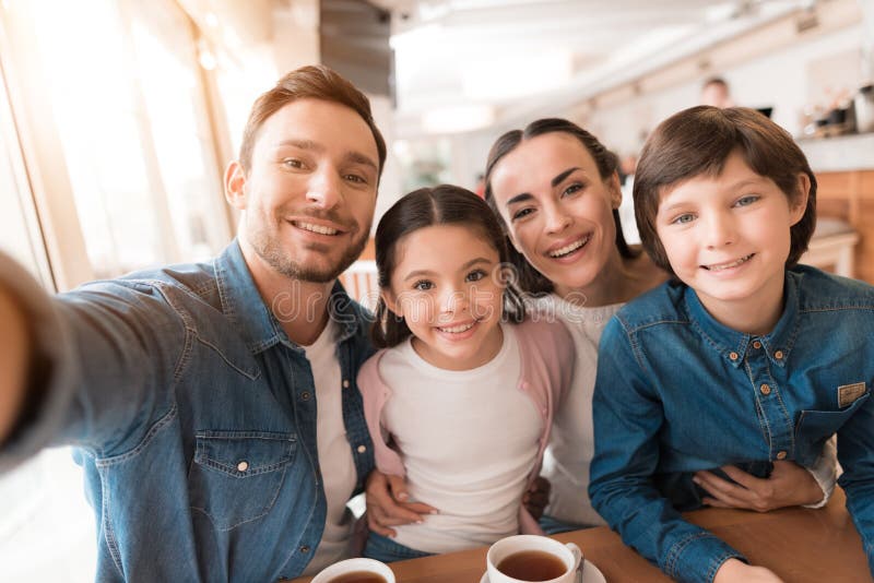 Le Papa Et Sa Fille Denfant De Fille Jouent Sourient Et étreignent