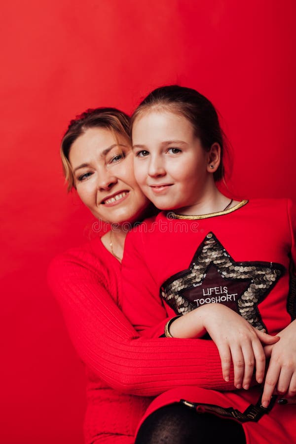 Mamma Och Dotter I Familjen Med Röda Klänningar Fotografering För