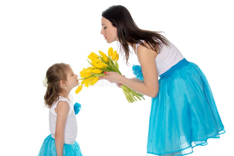 Mamma Och Dotter Som Tycker Om Doften Av Blommor Arkivfoto Bild Av