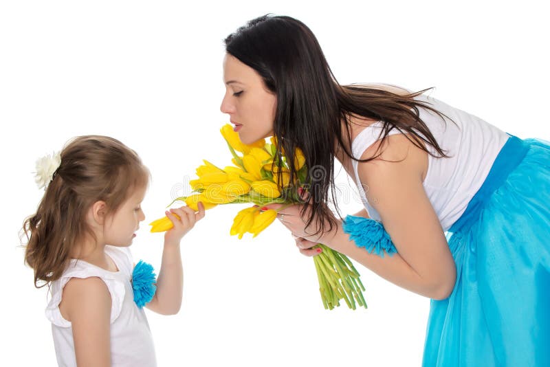 Mamma Och Dotter Som Tycker Om Doften Av Blommor Arkivfoto Bild Av