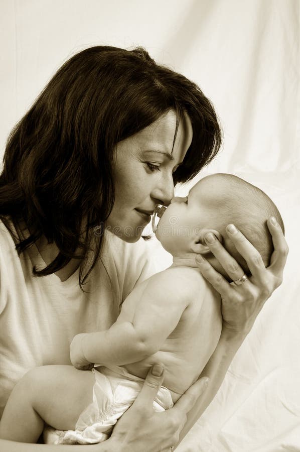 Mamma und kleines Baby stockfoto. Bild von liebkosung - 5294598