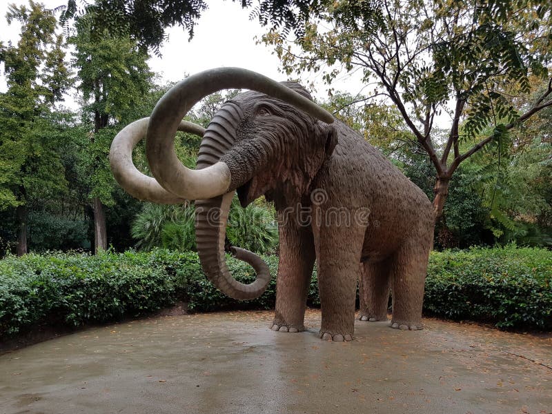Mammutskulptur i parkerar redaktionell foto. Bild av parkera - 130615810