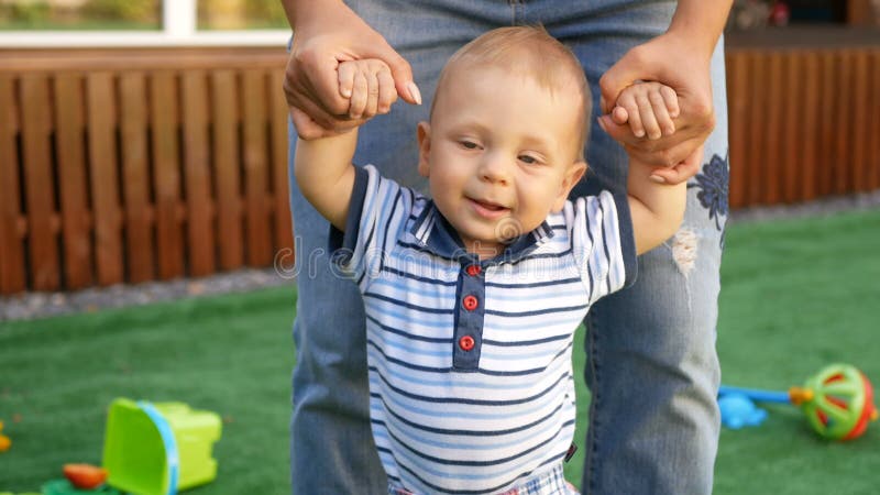 Mamãe E Bebê Caminham De Mãos Dadas Na Grama Verde Video Estoque - Vídeo de bebê, pouco: 197773781