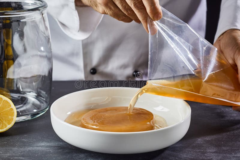 Man Att Aktivera Modern, Svamp Eller Scoby Arkivfoto - Bild av dricka ...