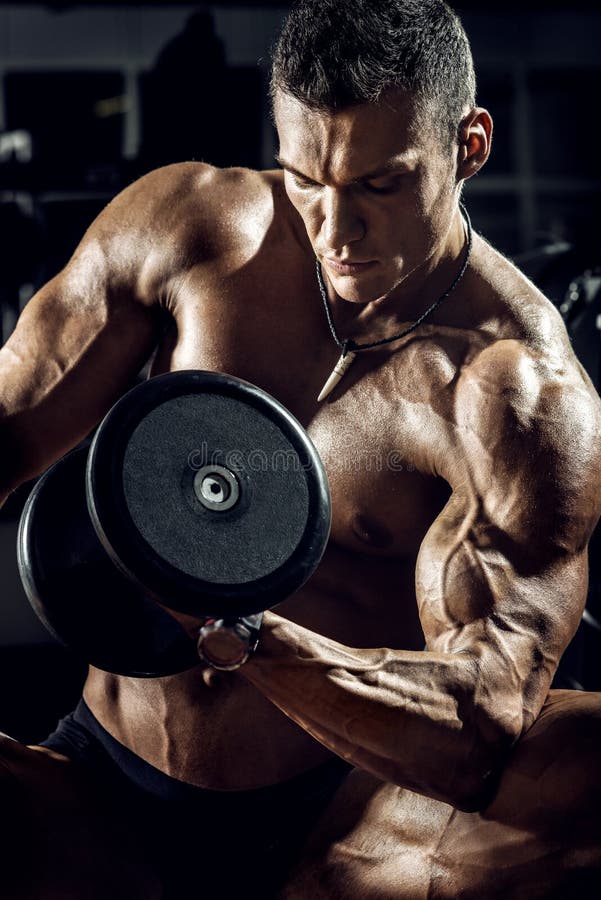 Man bodybuilder in gym stock image. Image of execute - 112038911
