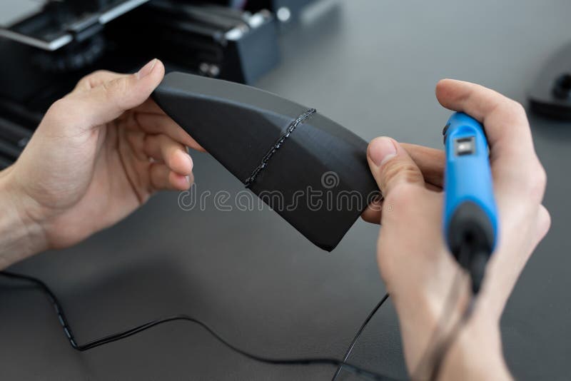 Man Conecta Duas Partes De Impressora 3d Com Uma Caneta 3d. Imagem de ...