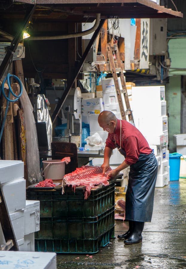 Man Cutting a Fish at Tokyo Fish Market Editorial Photography - Image ...