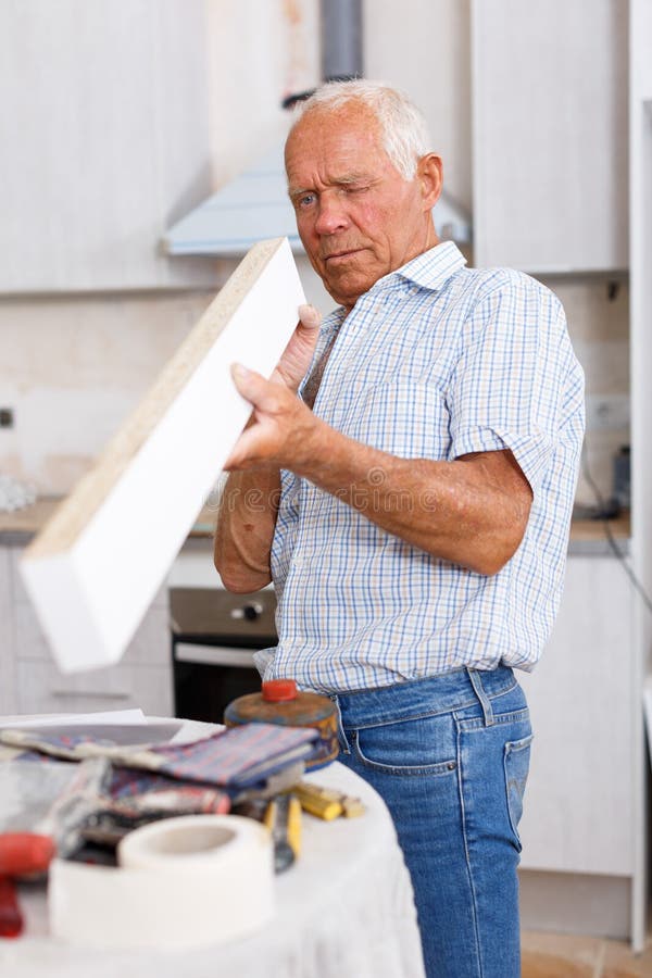 Man Die Houtspaanplank Voorbereidt Stock Afbeelding - Image of chipbord ... Man Die Houtspaanplank Voorbereidt Stock Afbeelding - Image of chipbord ...