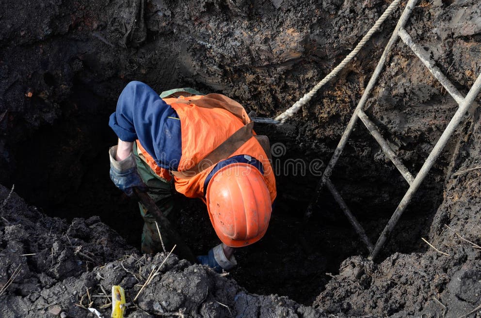 Man digs a pit editorial image. Image of backyard, gardening - 90161595