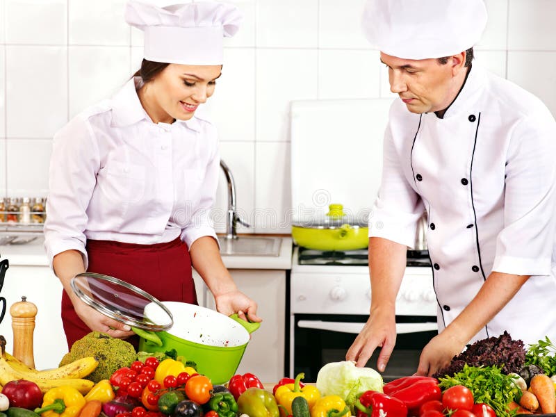 Man En Vrouw in Chef-kokhoed Het Koken. Stock Foto - Image of huis ...