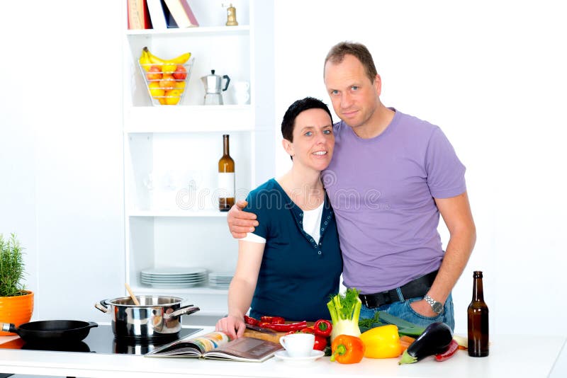 Man en vrouw in de keuken stock afbeelding. Image of goed - 41614465