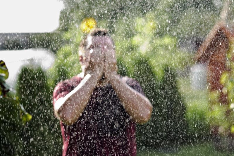 Man i regnet arkivfoto. Bild av pojke, händer, kallt - 48352238