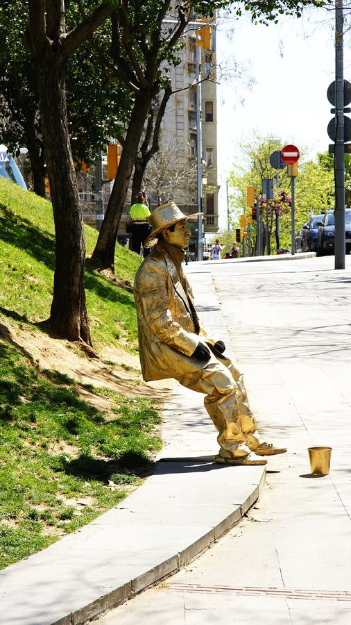 Man Living Statue in a Street Editorial Photography - Image of artist ...