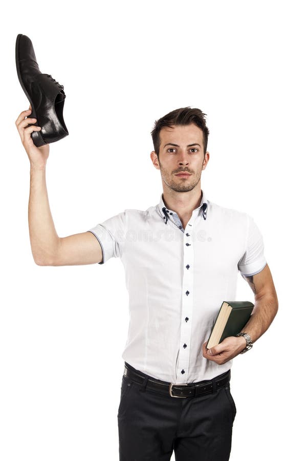 Man med en sko och en bok arkivfoto. Bild av gest, orator - 26775332
