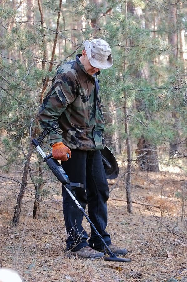 Man with metal detector stock image. Image of discovery - 17092809