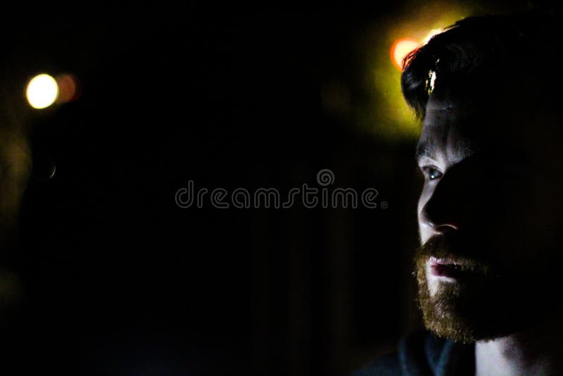 Man Mot Ljus Bild. Bild: 109919703