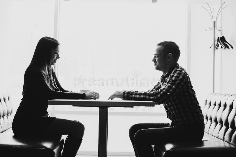 Man Och Kvinna I Diskussioner I Restaurangen Arkivfoto - Bild av datum ...