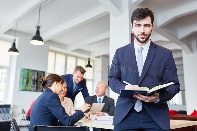 Man Som Konsulent Och Kontrollant Arkivfoto - Bild av kontroll, män ...