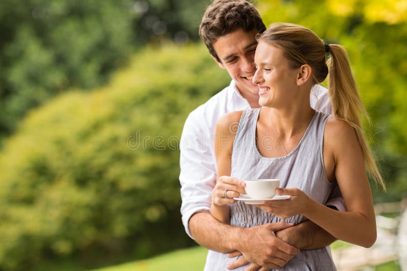 Man som kramar frun arkivfoto. Bild av flickvän, intygar - 50965890